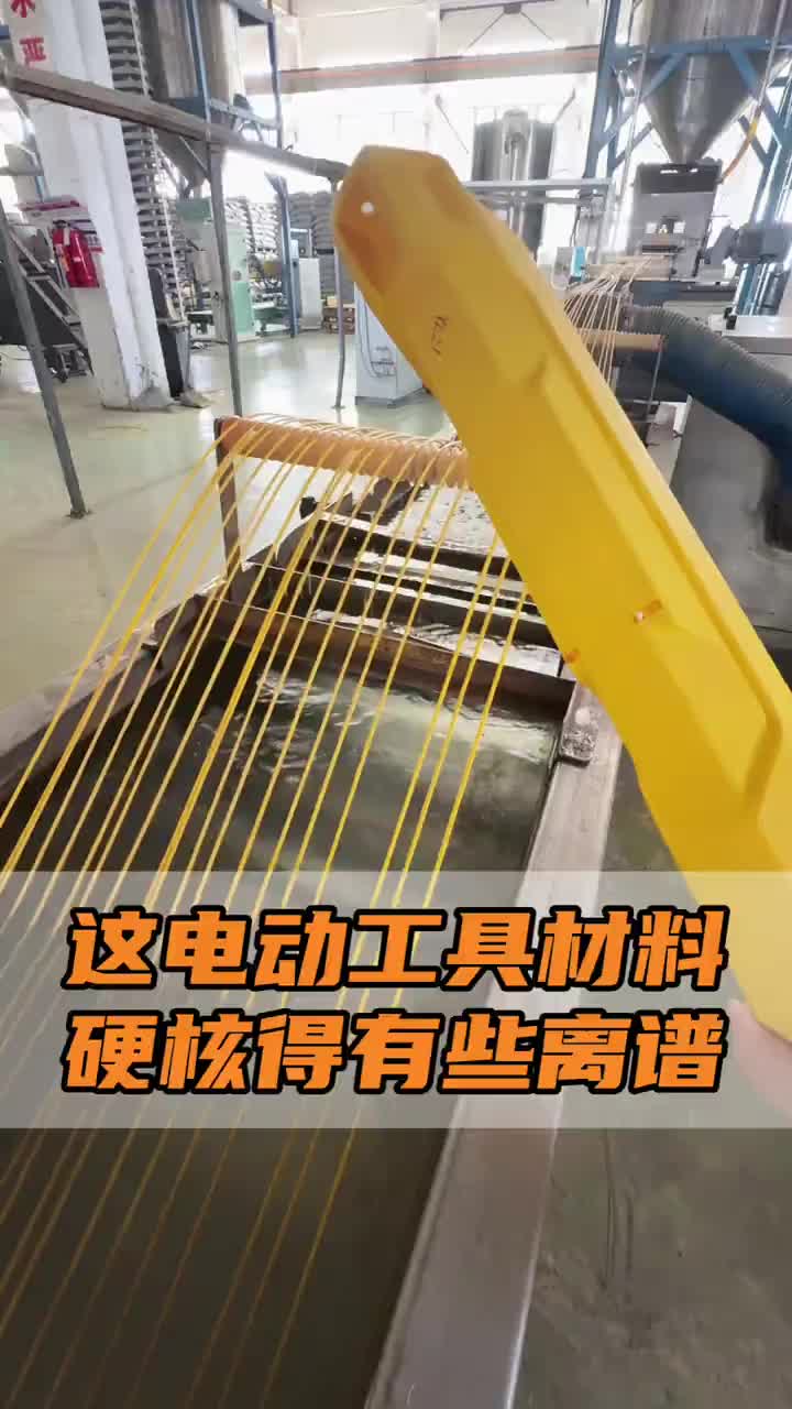 下雨天也照常安装，风雨无阻，只为了保证客户工期，设备能早点顺利投产。 #spc地板#wpc地板#lvt地板#pvc墙板#pvc管材#pvc发泡板#pvc木饰面板#pvc型材#pvc门板#pvc ...